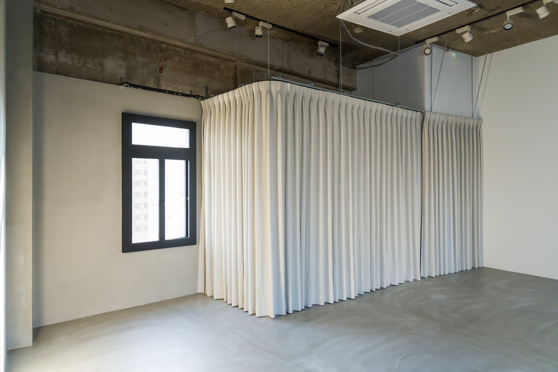 【堺筋本町】自然光溢れるレンタル撮影スタジオ、白モルタル壁、白コンクリート床・モルタル黒壁コンクリート黒床の黒ホリゾントの写真21