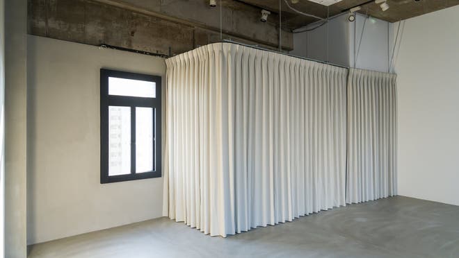 【堺筋本町】自然光溢れるレンタル撮影スタジオ、白モルタル壁、白コンクリート床・モルタル黒壁コンクリート黒床の黒ホリゾントの写真21