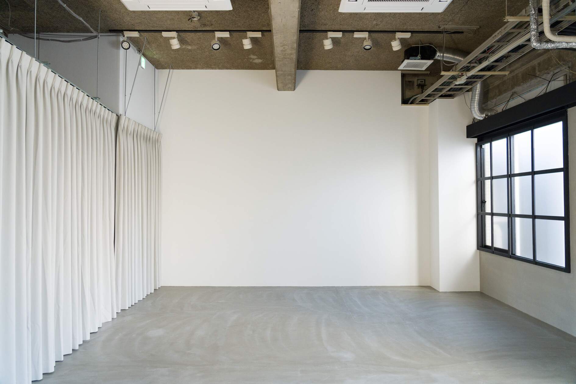 【堺筋本町】自然光溢れるレンタル撮影スタジオ、白モルタル壁、白コンクリート床・モルタル黒壁コンクリート黒床の黒ホリゾントの写真22