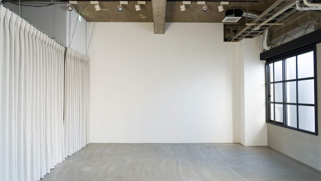 【堺筋本町】自然光溢れるレンタル撮影スタジオ、白モルタル壁、白コンクリート床・モルタル黒壁コンクリート黒床の黒ホリゾントの写真22