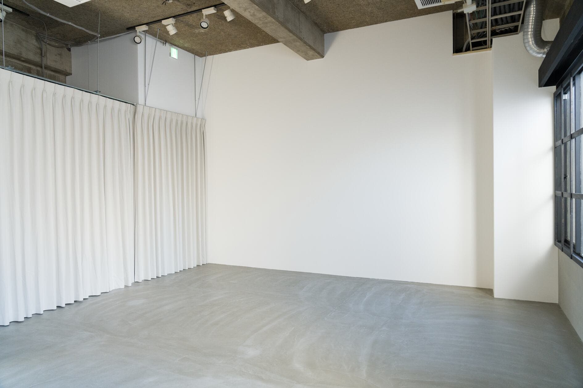 【堺筋本町】自然光溢れるレンタル撮影スタジオ、白モルタル壁、白コンクリート床・モルタル黒壁コンクリート黒床の黒ホリゾントの写真16