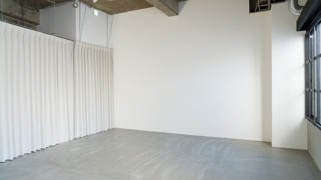 【堺筋本町】自然光溢れるレンタル撮影スタジオ、白モルタル壁、白コンクリート床・モルタル黒壁コンクリート黒床の黒ホリゾントの写真16