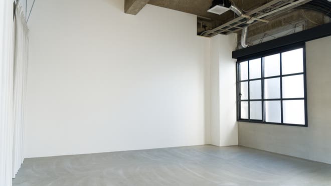 【堺筋本町】自然光溢れるレンタル撮影スタジオ、白モルタル壁、白コンクリート床・モルタル黒壁コンクリート黒床の黒ホリゾントの写真25