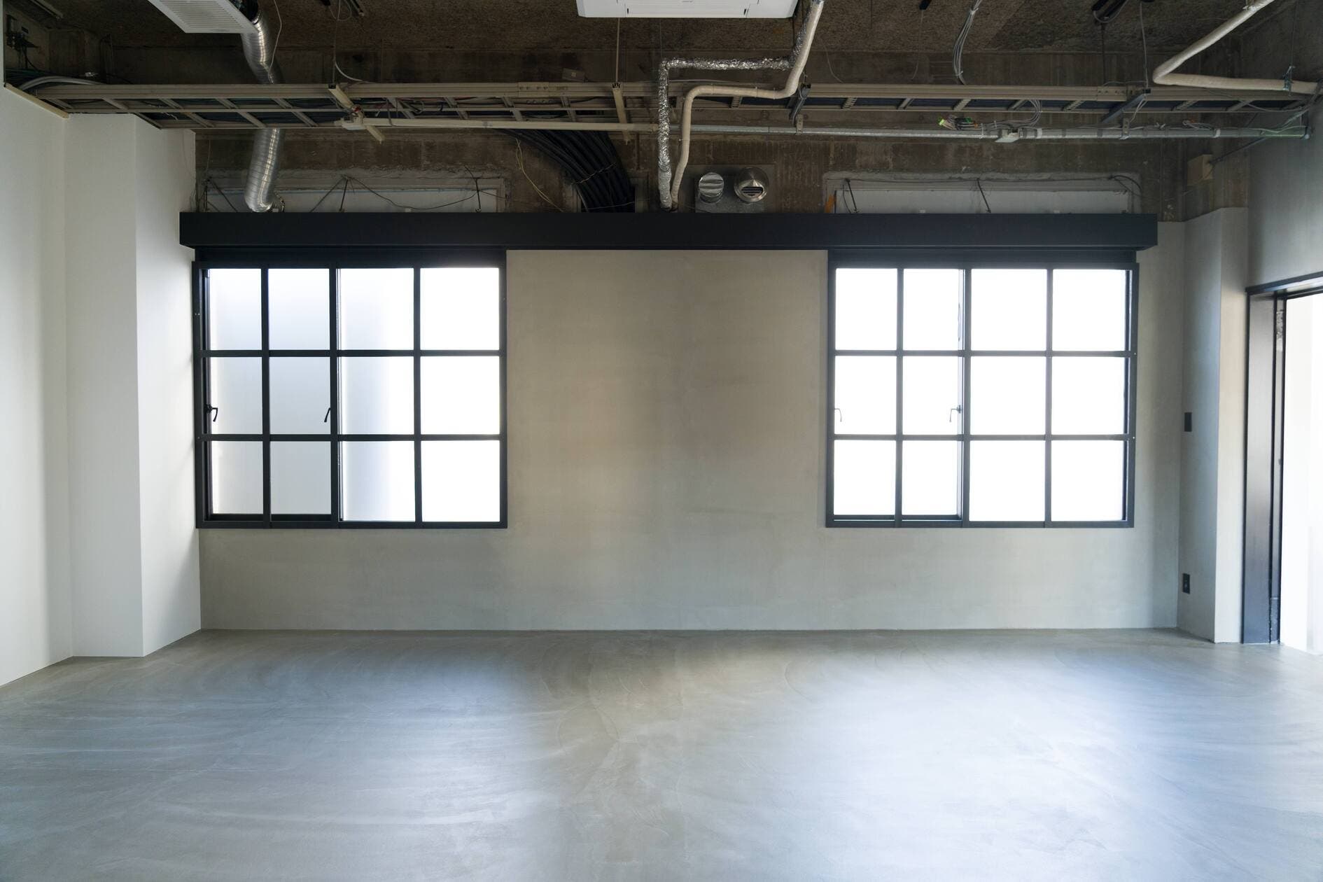 【堺筋本町】自然光溢れるレンタル撮影スタジオ、白モルタル壁、白コンクリート床・モルタル黒壁コンクリート黒床の黒ホリゾントの写真23