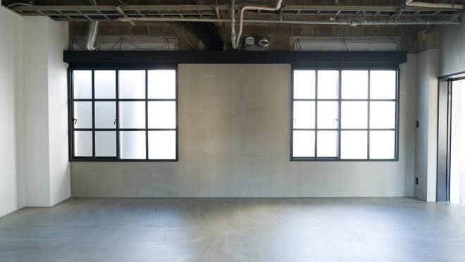 【堺筋本町】自然光溢れるレンタル撮影スタジオ、白モルタル壁、白コンクリート床・モルタル黒壁コンクリート黒床の黒ホリゾントの写真23