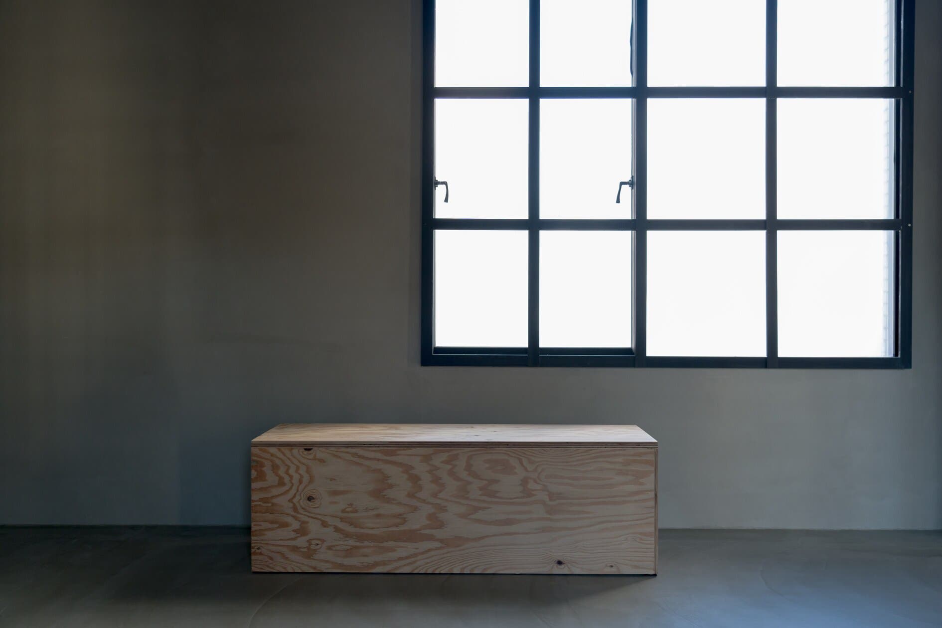 【堺筋本町】自然光溢れるレンタル撮影スタジオ、白モルタル壁、白コンクリート床・モルタル黒壁コンクリート黒床の黒ホリゾントの写真24