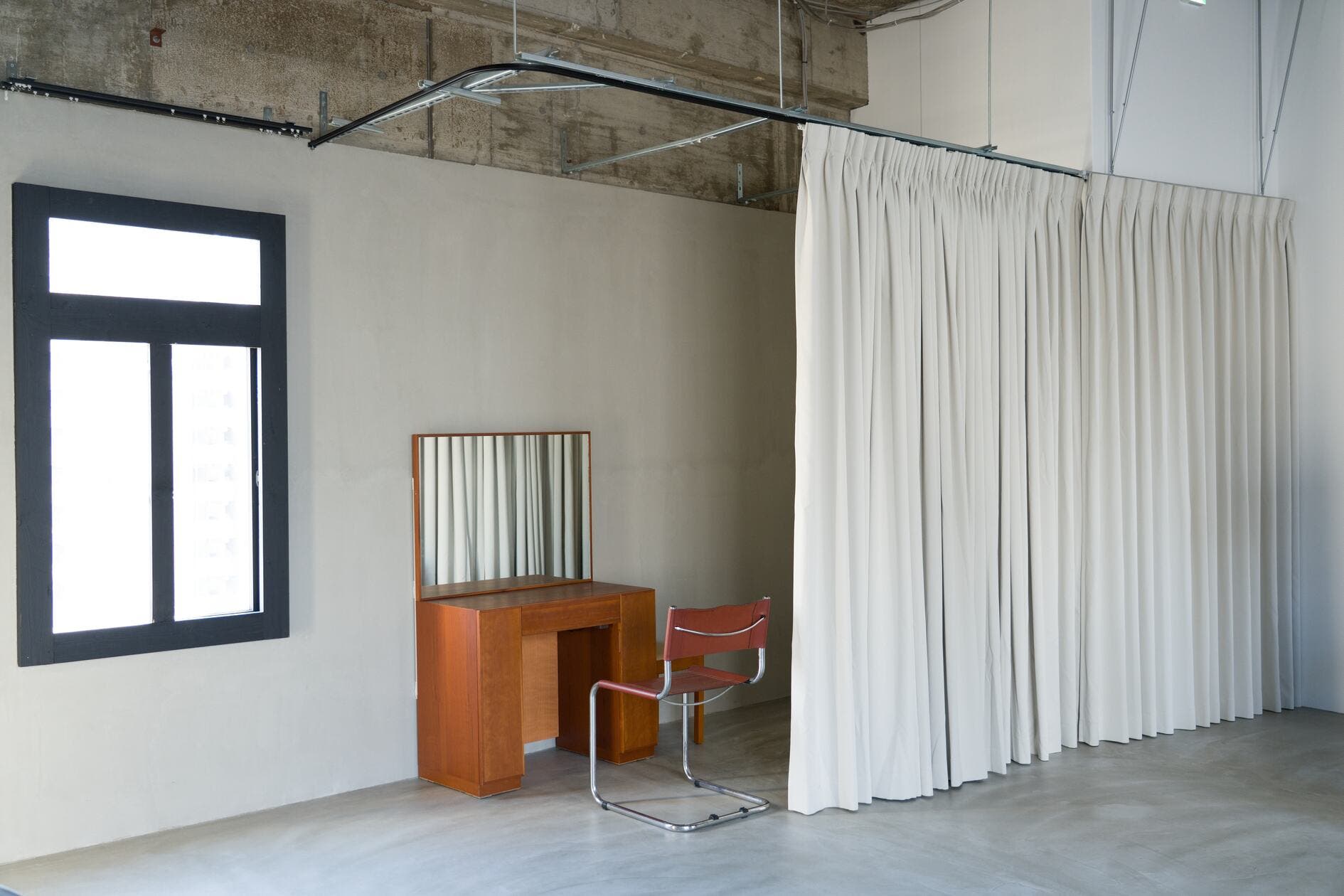 【堺筋本町】自然光溢れるレンタル撮影スタジオ、白モルタル壁、白コンクリート床・モルタル黒壁コンクリート黒床の黒ホリゾントの写真20