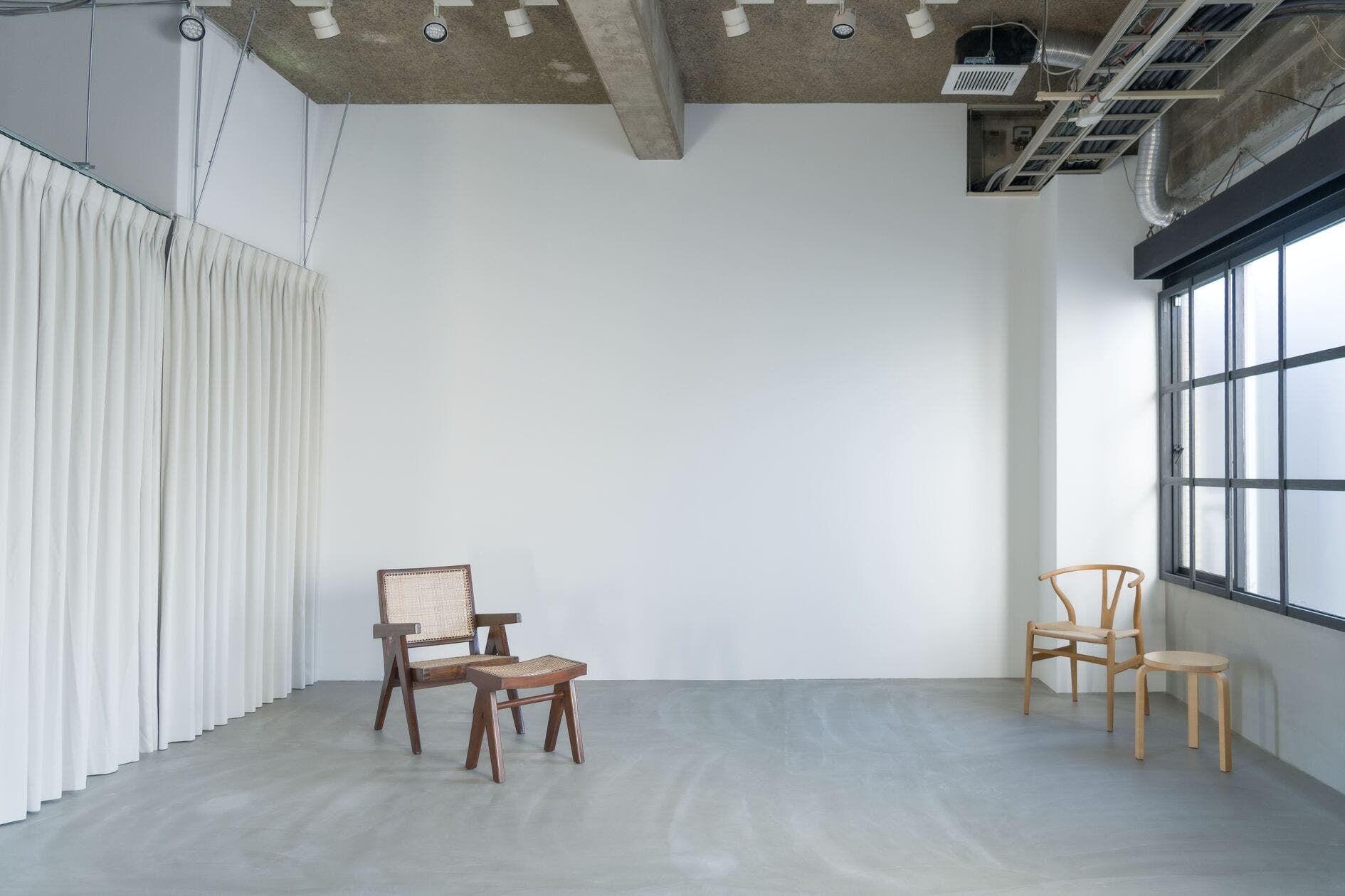 【堺筋本町】自然光溢れるレンタル撮影スタジオ、白モルタル壁、白コンクリート床・モルタル黒壁コンクリート黒床の黒ホリゾントの写真26