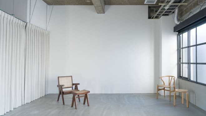 【堺筋本町】自然光溢れるレンタル撮影スタジオ、白モルタル壁、白コンクリート床・モルタル黒壁コンクリート黒床の黒ホリゾントの写真26