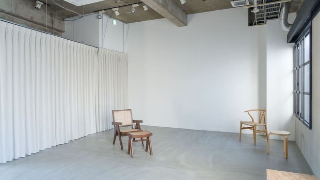 【堺筋本町】自然光溢れるレンタル撮影スタジオ、白モルタル壁、白コンクリート床・モルタル黒壁コンクリート黒床の黒ホリゾントの写真15