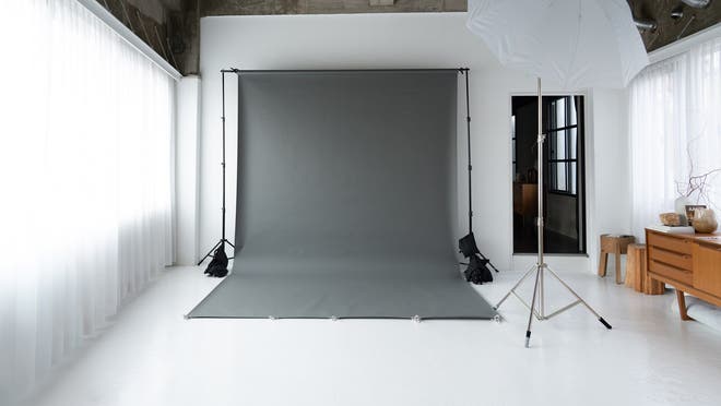 【堺筋本町】自然光溢れるレンタル撮影スタジオ、白モルタル壁、白コンクリート床・モルタル黒壁コンクリート黒床の黒ホリゾントの写真8