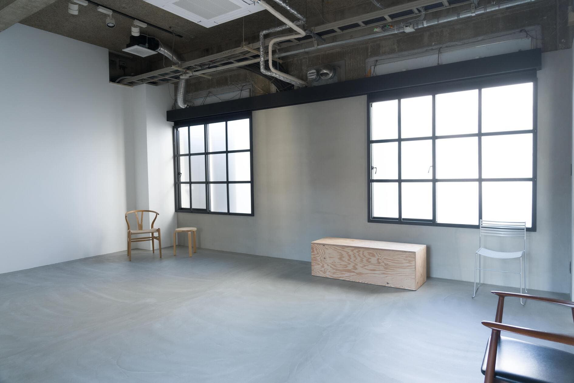 【堺筋本町】自然光溢れるレンタル撮影スタジオ、白モルタル壁、白コンクリート床・モルタル黒壁コンクリート黒床の黒ホリゾントの写真29