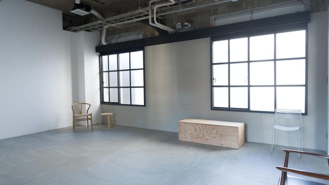 【堺筋本町】自然光溢れるレンタル撮影スタジオ、白モルタル壁、白コンクリート床・モルタル黒壁コンクリート黒床の黒ホリゾントの写真29