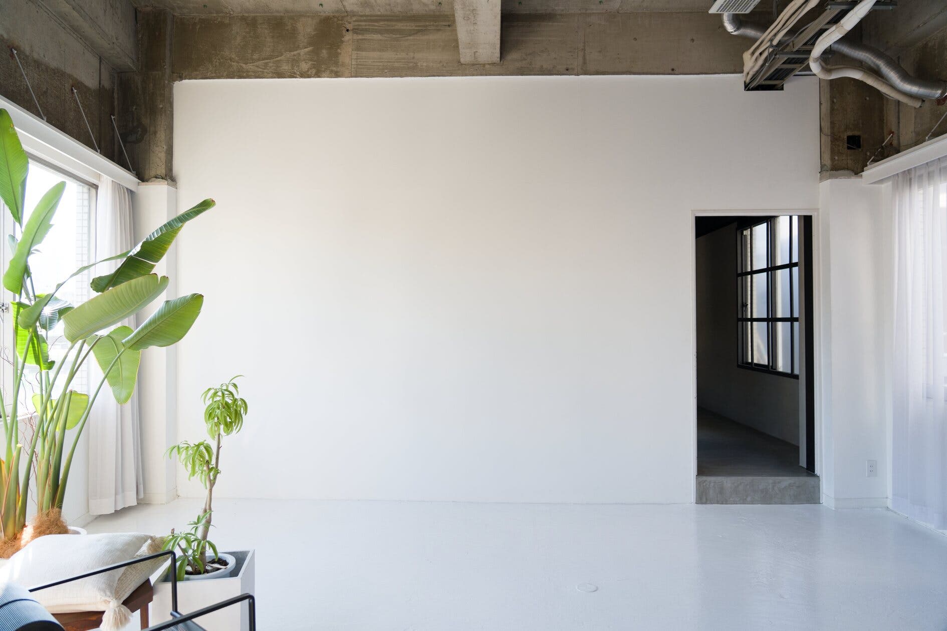 【堺筋本町】自然光溢れるレンタル撮影スタジオ、白モルタル壁、白コンクリート床・モルタル黒壁コンクリート黒床の黒ホリゾントの写真3