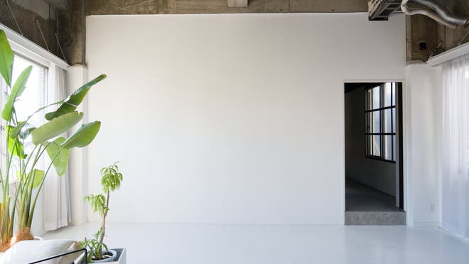 【堺筋本町】自然光溢れるレンタル撮影スタジオ、白モルタル壁、白コンクリート床・モルタル黒壁コンクリート黒床の黒ホリゾントの写真3