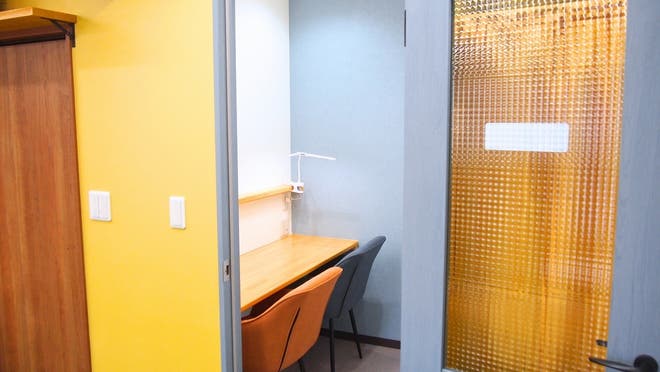 平野駅徒歩5分🚶♂️💨 最大2名までOK! 個室で集中作業✨ 電源🔌&デスクライト💡 飲食持ち込みOK🍫🥤の写真1