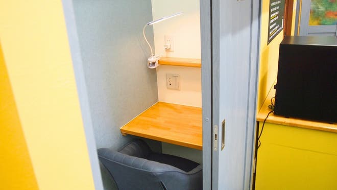 平野駅徒歩5分🚶♂️💨 1名用個室で集中作業✨ 電源🔌&デスクライト💡 飲食持ち込みOK🍫🥤の写真1