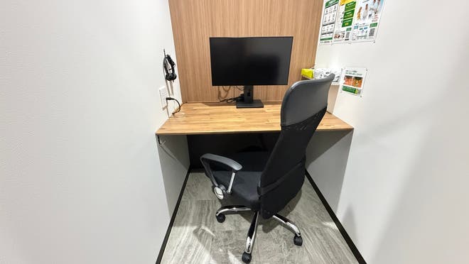 【浅草駅から徒歩1分】モニター・フリードリンク付き1名個室(ブース4)の写真1