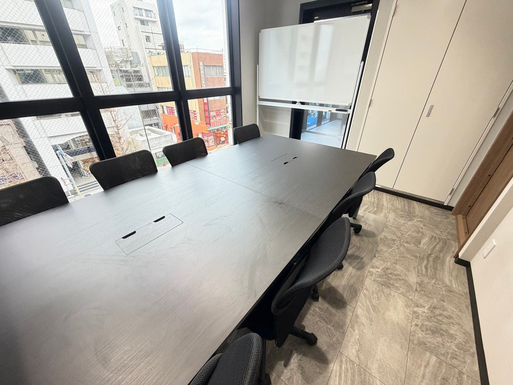 【浅草駅から徒歩1分】モニター・フリードリンク付き８名会議室（Room A）の写真2