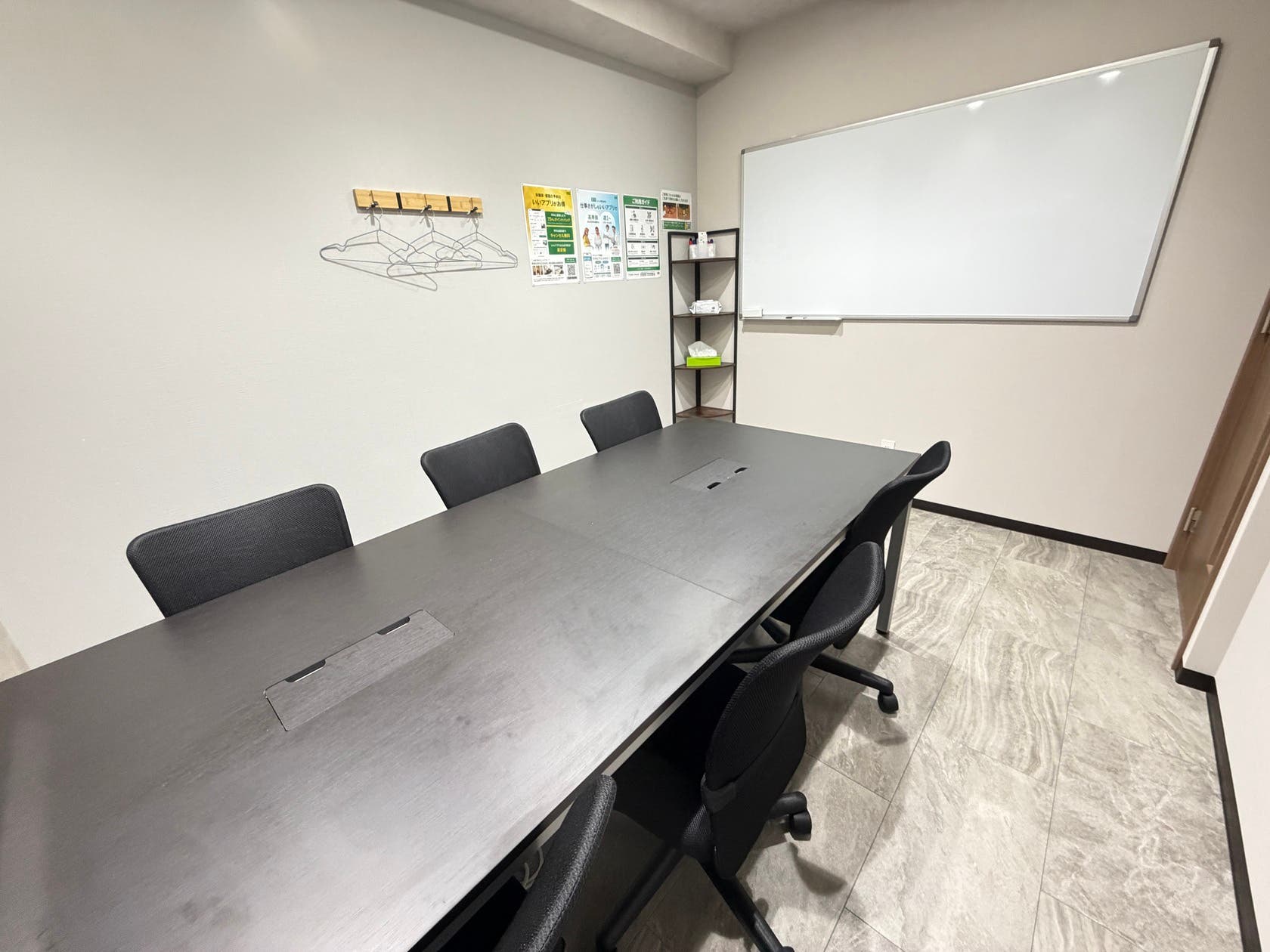 【浅草駅から徒歩1分】モニター・フリードリンク付き6名会議室（RoomB）の写真2