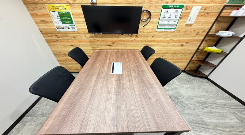 【浅草駅から徒歩1分】モニター・フリードリンク付き4名会議室（RoomD）