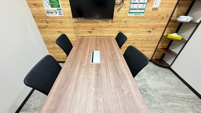 【浅草駅から徒歩1分】モニター・フリードリンク付き4名会議室(RoomD)の写真1