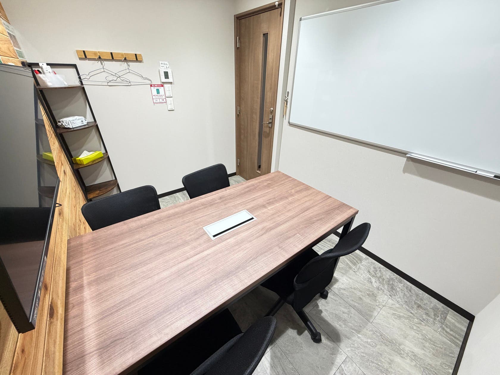 【浅草駅から徒歩1分】モニター・フリードリンク付き4名会議室（RoomD）の写真2