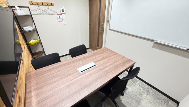 【浅草駅から徒歩1分】モニター・フリードリンク付き4名会議室(RoomD)の写真2