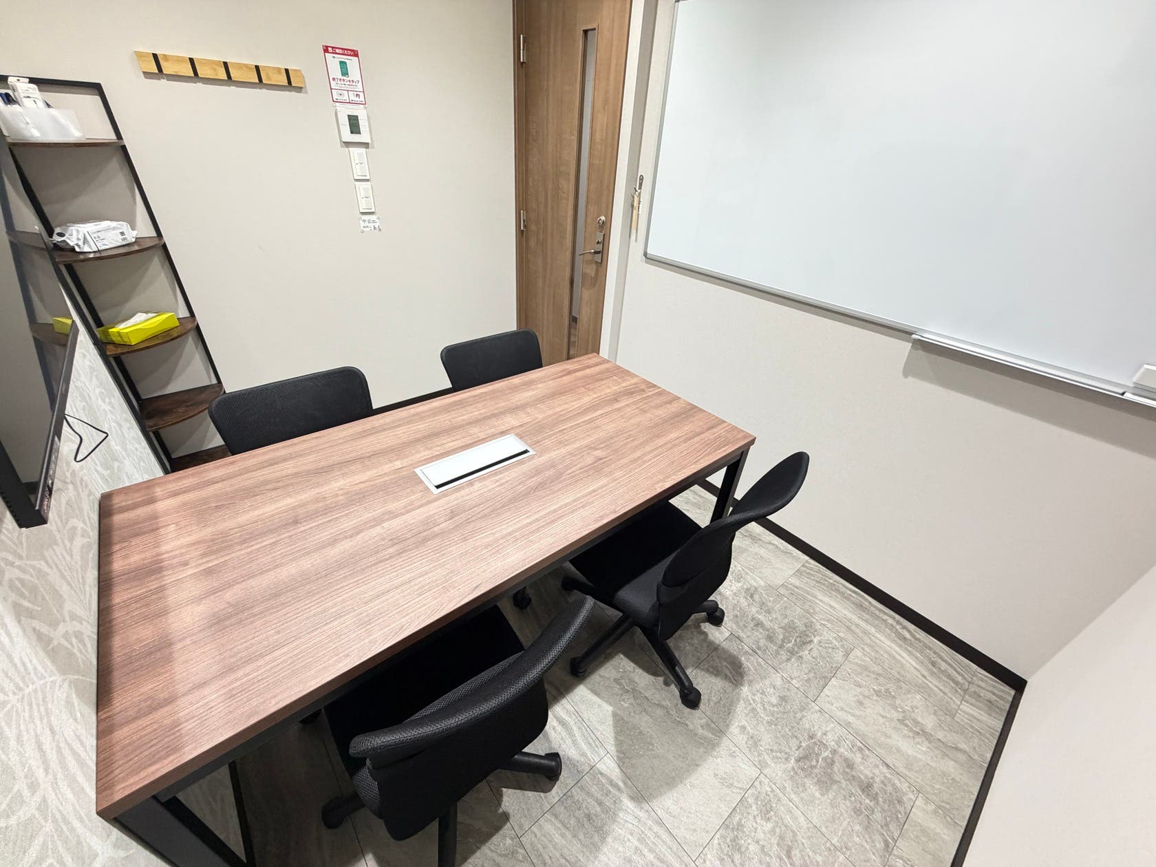 【浅草駅から徒歩1分】モニター・フリードリンク付き4名会議室（RoomE）の写真1