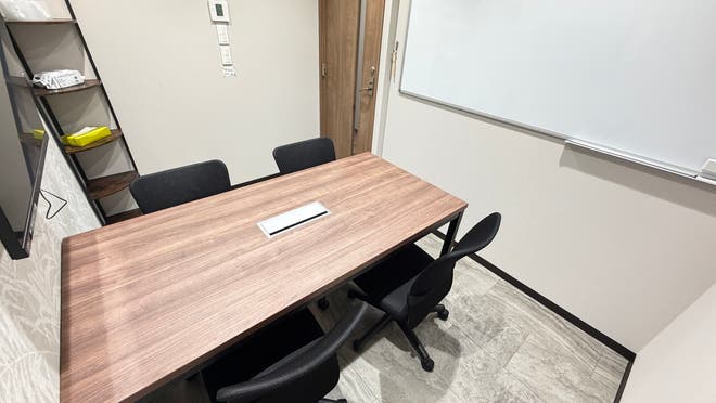 【浅草駅から徒歩1分】モニター・フリードリンク付き4名会議室(RoomE)の写真1