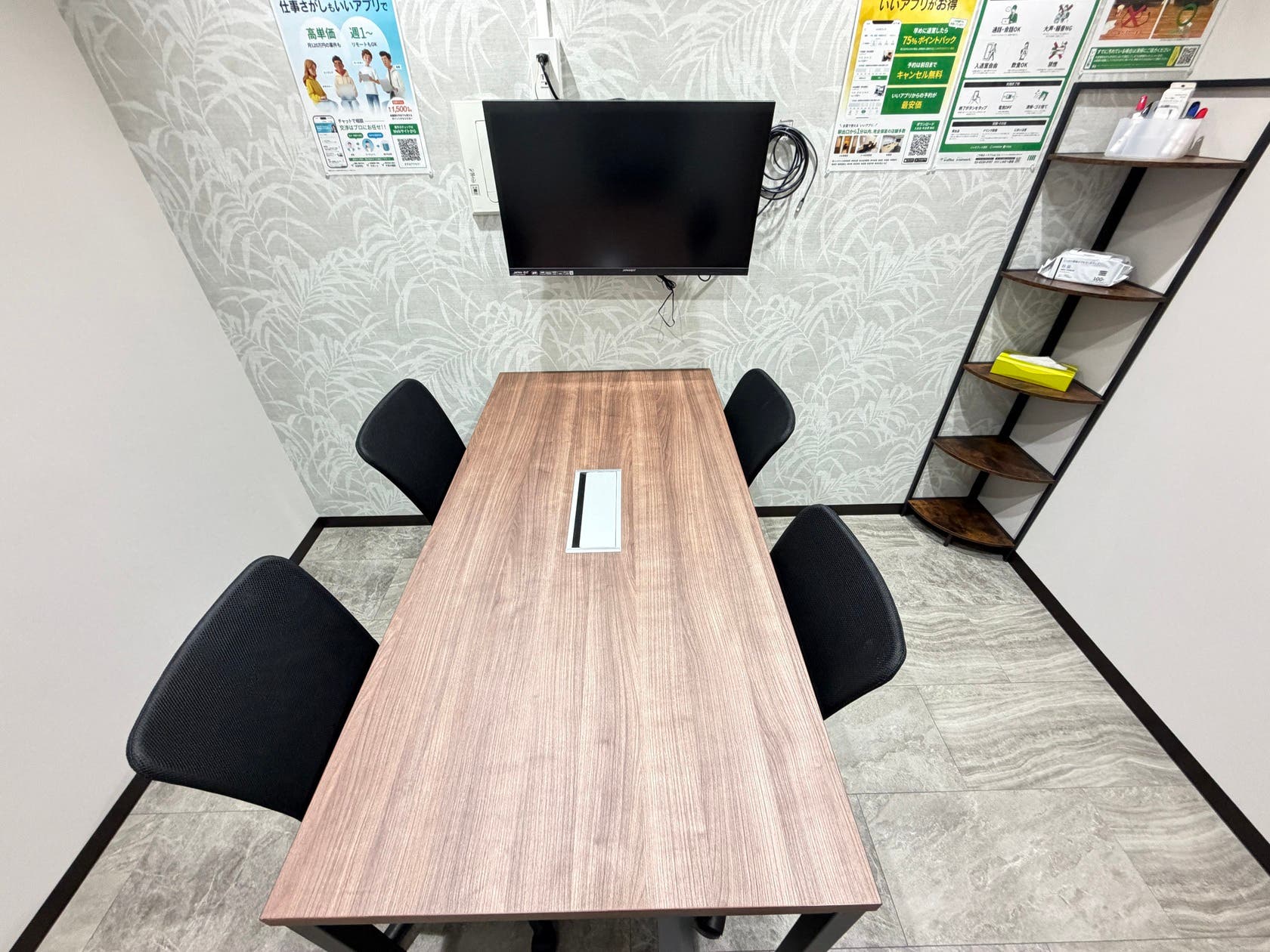 【浅草駅から徒歩1分】モニター・フリードリンク付き4名会議室（RoomE）の写真3