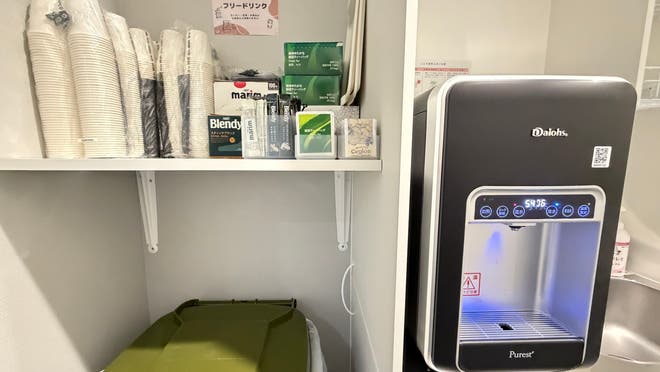 【浅草駅から徒歩1分】モニター・フリードリンク付き1名個室(ブース8)の写真4