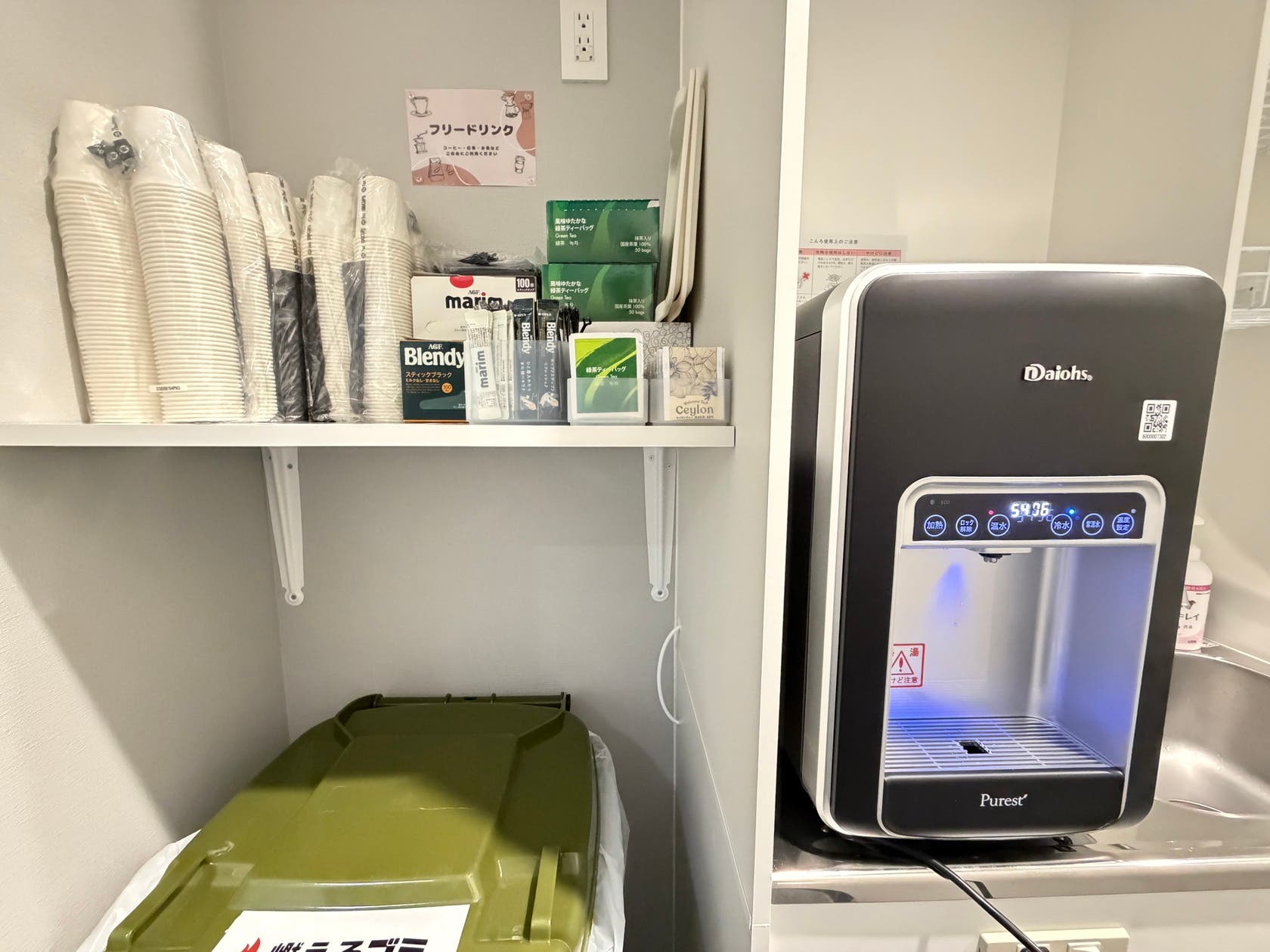 【浅草駅から徒歩1分】モニター・フリードリンク付き1名個室（ブース11）の写真4