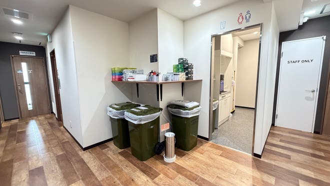 【浅草駅から徒歩1分】モニター・フリードリンク付き1名個室(ブース15)の写真2