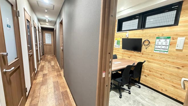 【浅草駅から徒歩1分】モニター・フリードリンク付き1名個室(ブース18)の写真3