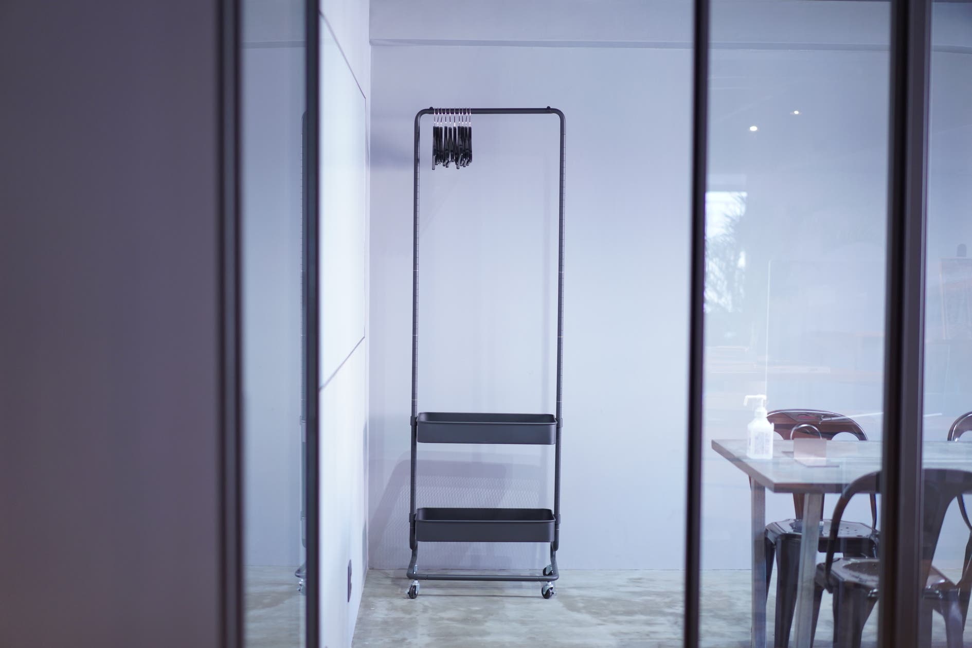 【南森町/大阪天満宮】片面ガラス張りのおしゃれで落ち着いた会議室・・・会議/撮影・収録/ボードゲーム/ファンミーティングなどの写真15