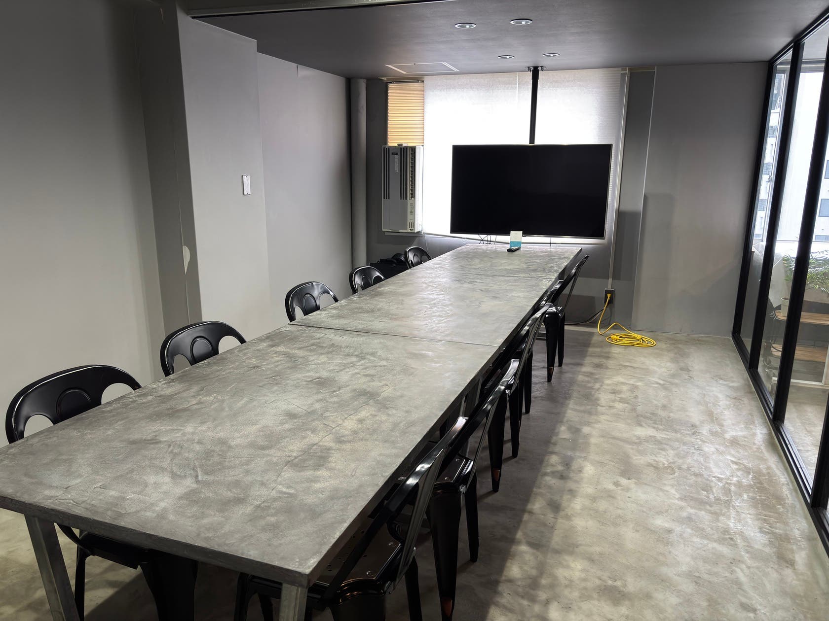 【南森町/大阪天満宮】片面ガラス張りのおしゃれで落ち着いた会議室・・・会議/撮影・収録/ボードゲーム/ファンミーティングなどの写真4