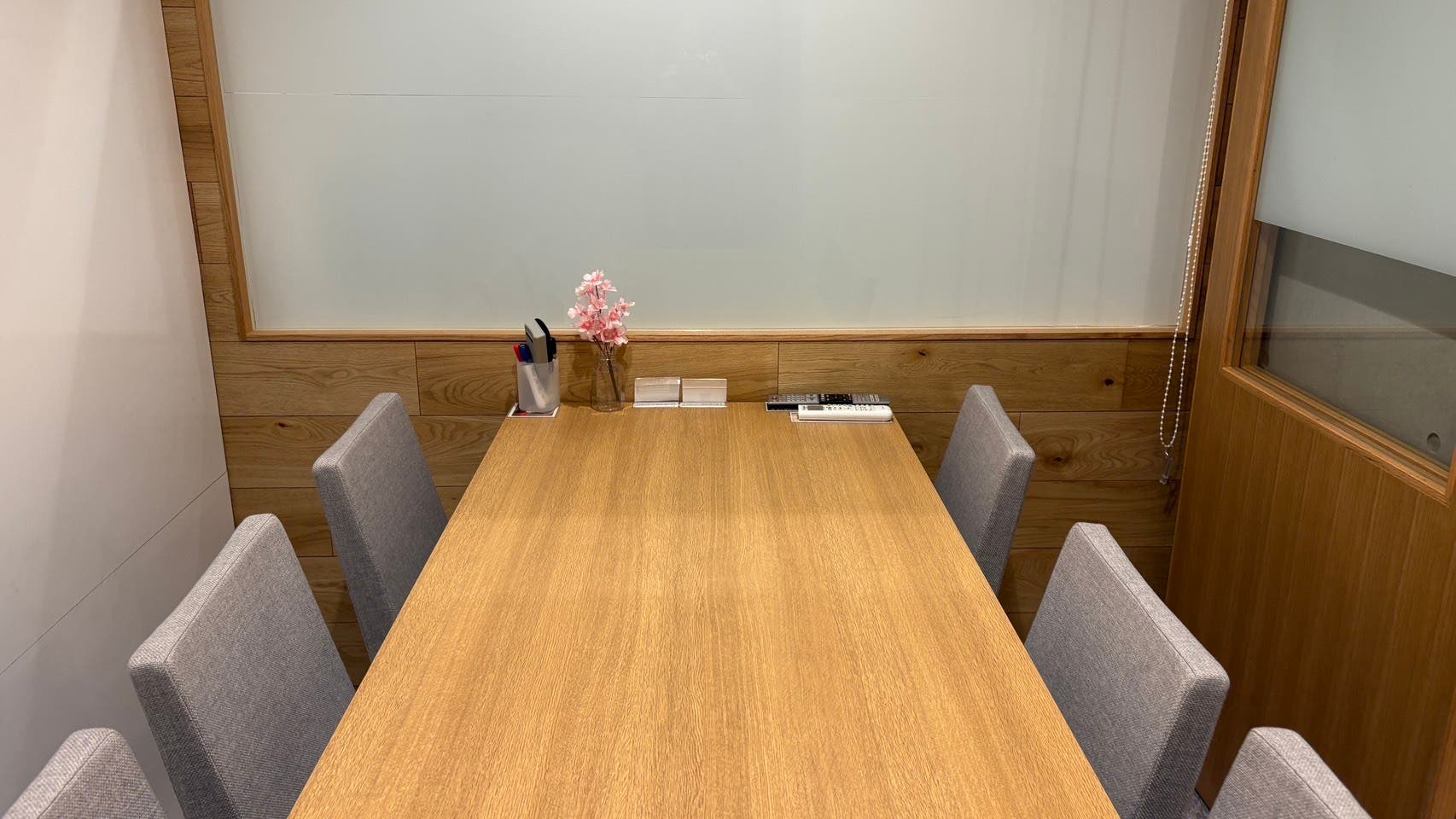 【U-make Workspace B1F 会議室∼6名】の写真1