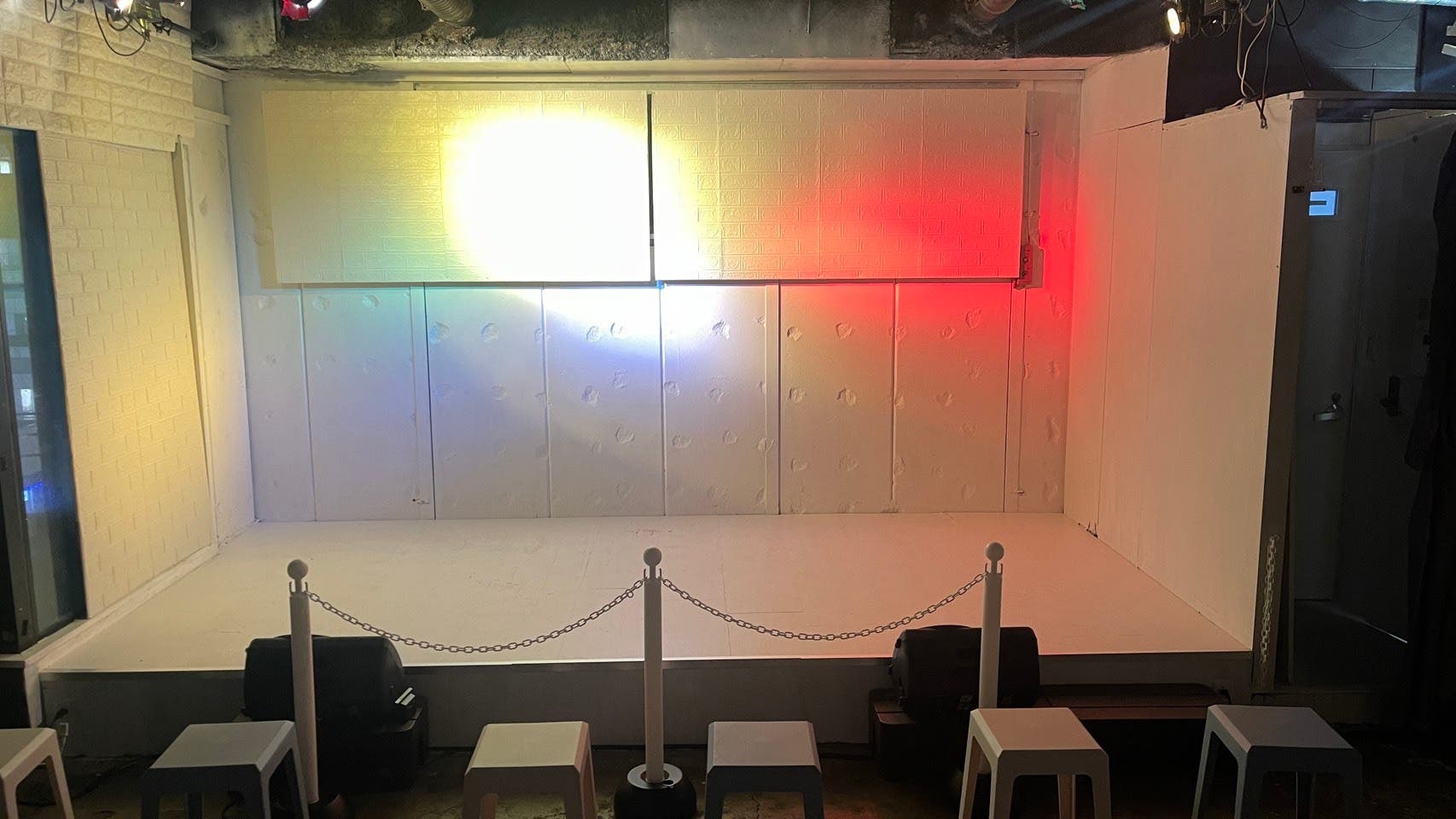 JR新大久保駅から徒歩2分のライブハウス/カフェイベントも可の写真1