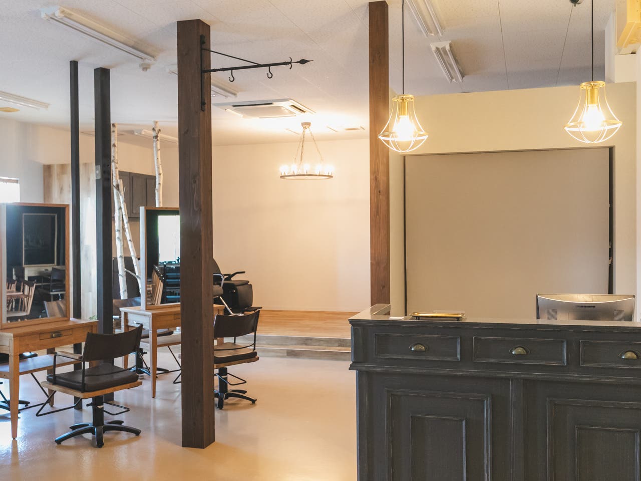 金山駅徒歩15分。イオンモール熱田の隣のビル2Fの写真1