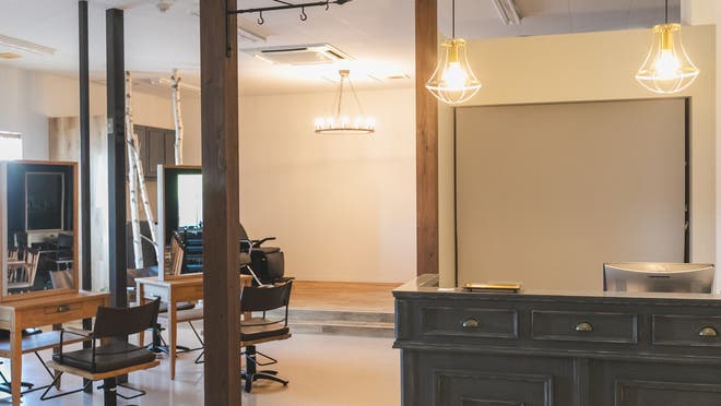 金山駅徒歩15分。イオンモール熱田の隣のビル2Fの写真1