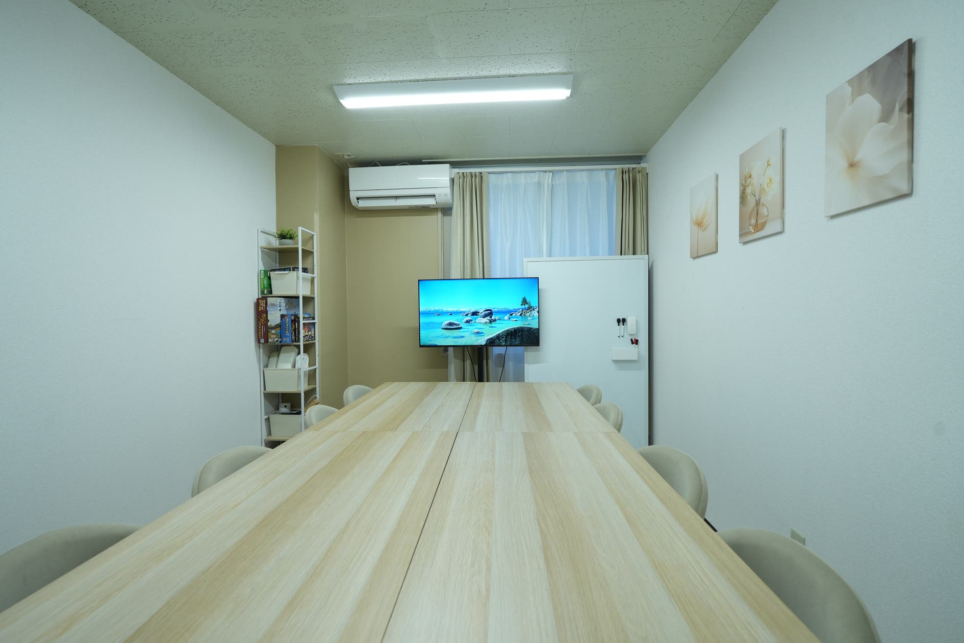 【関内駅徒歩1分】24時間利用可能！テレビ、高速WiFi、ホワイトボード完備☆会議/打合せ/オンライン/ボドゲに最適の写真1