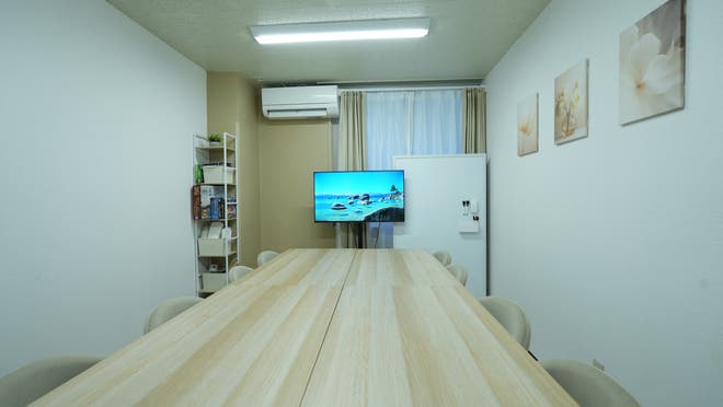 【関内駅徒歩1分】24時間利用可能!テレビ、高速WiFi、ホワイトボード完備☆会議/打合せ/オンライン/ボドゲに最適の写真1