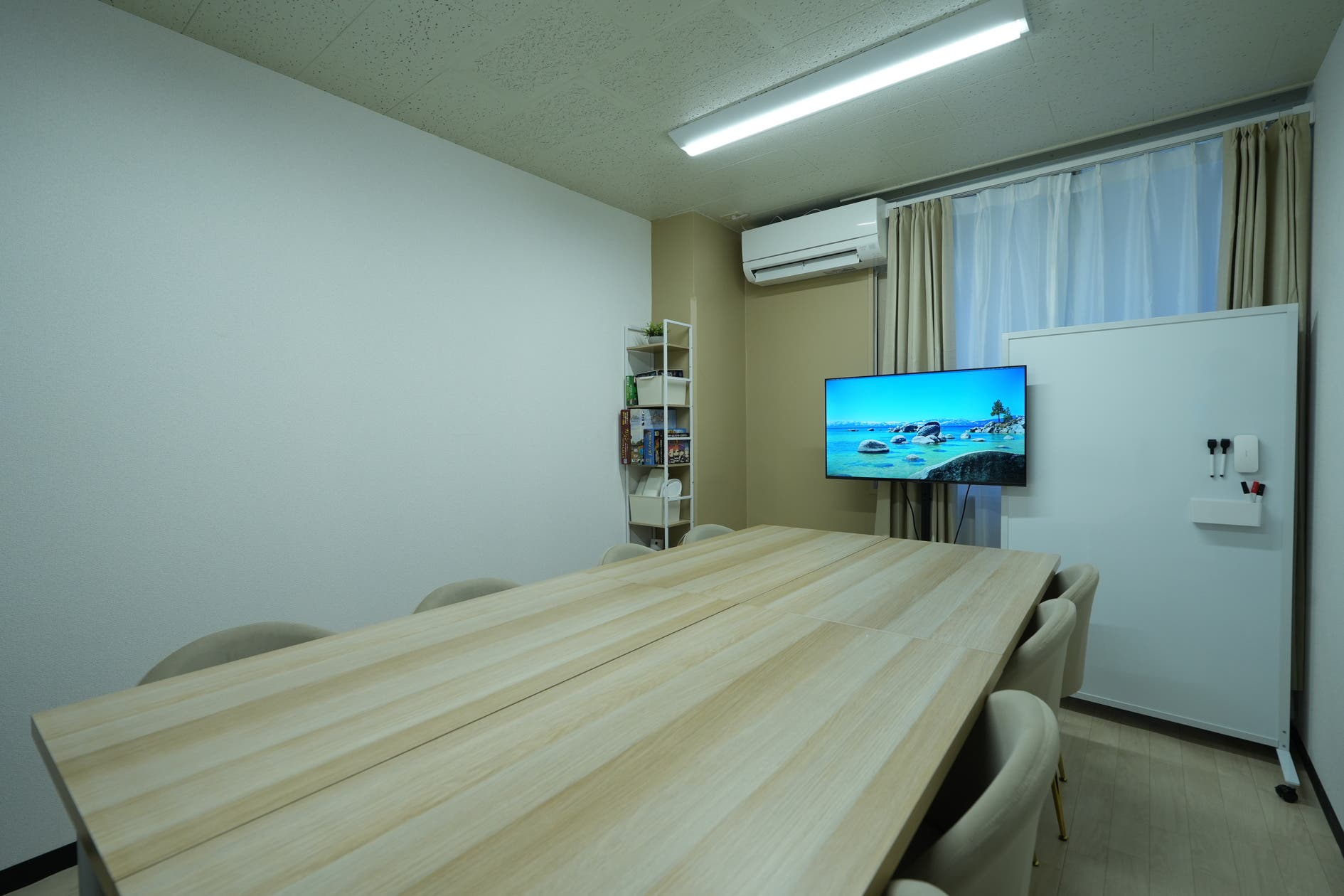 【関内駅徒歩1分】24時間利用可能！テレビ、高速WiFi、ホワイトボード完備☆会議/打合せ/オンライン/ボドゲに最適の写真2