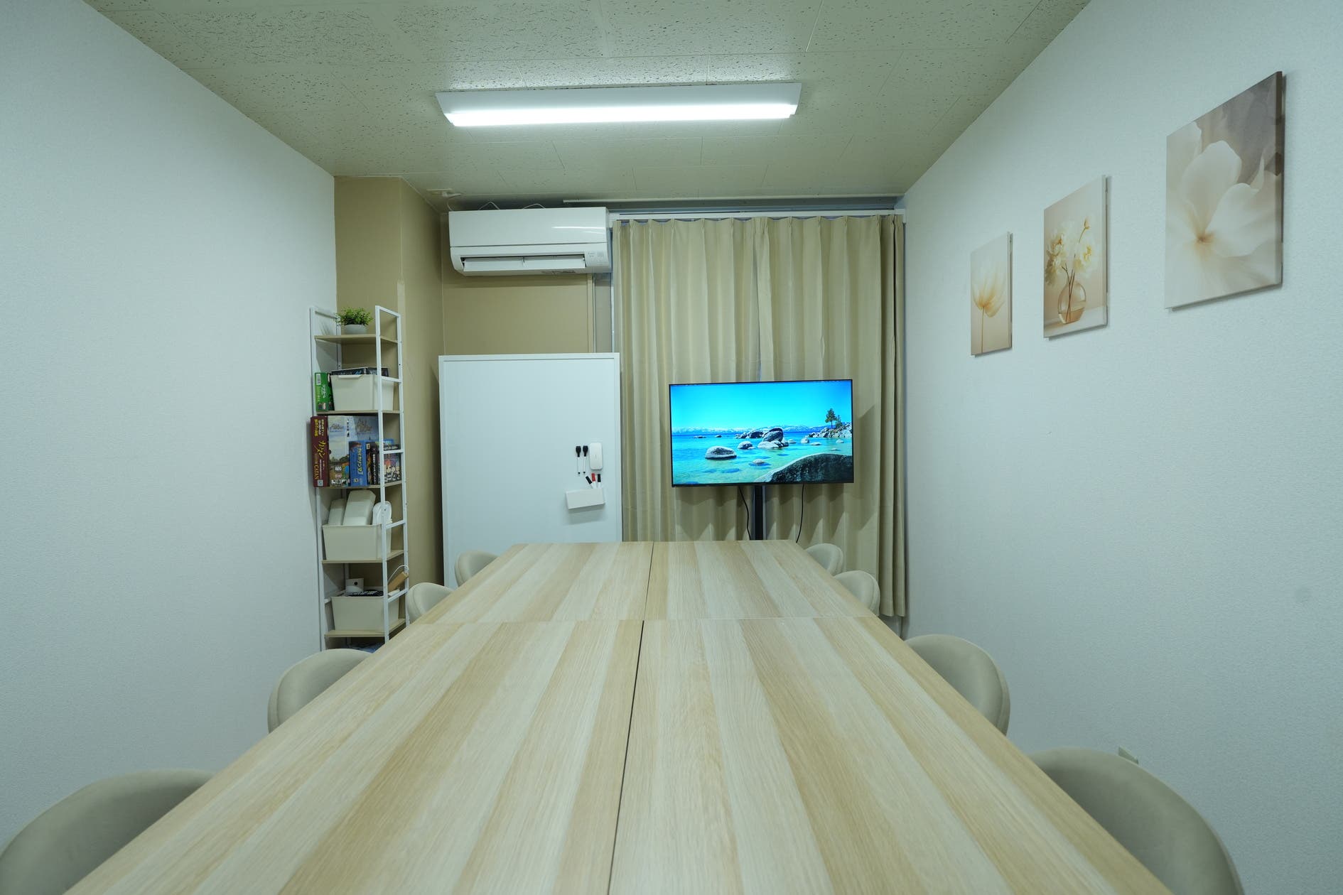 【関内駅徒歩1分】24時間利用可能！テレビ、高速WiFi、ホワイトボード完備☆会議/打合せ/オンライン/ボドゲに最適の写真6