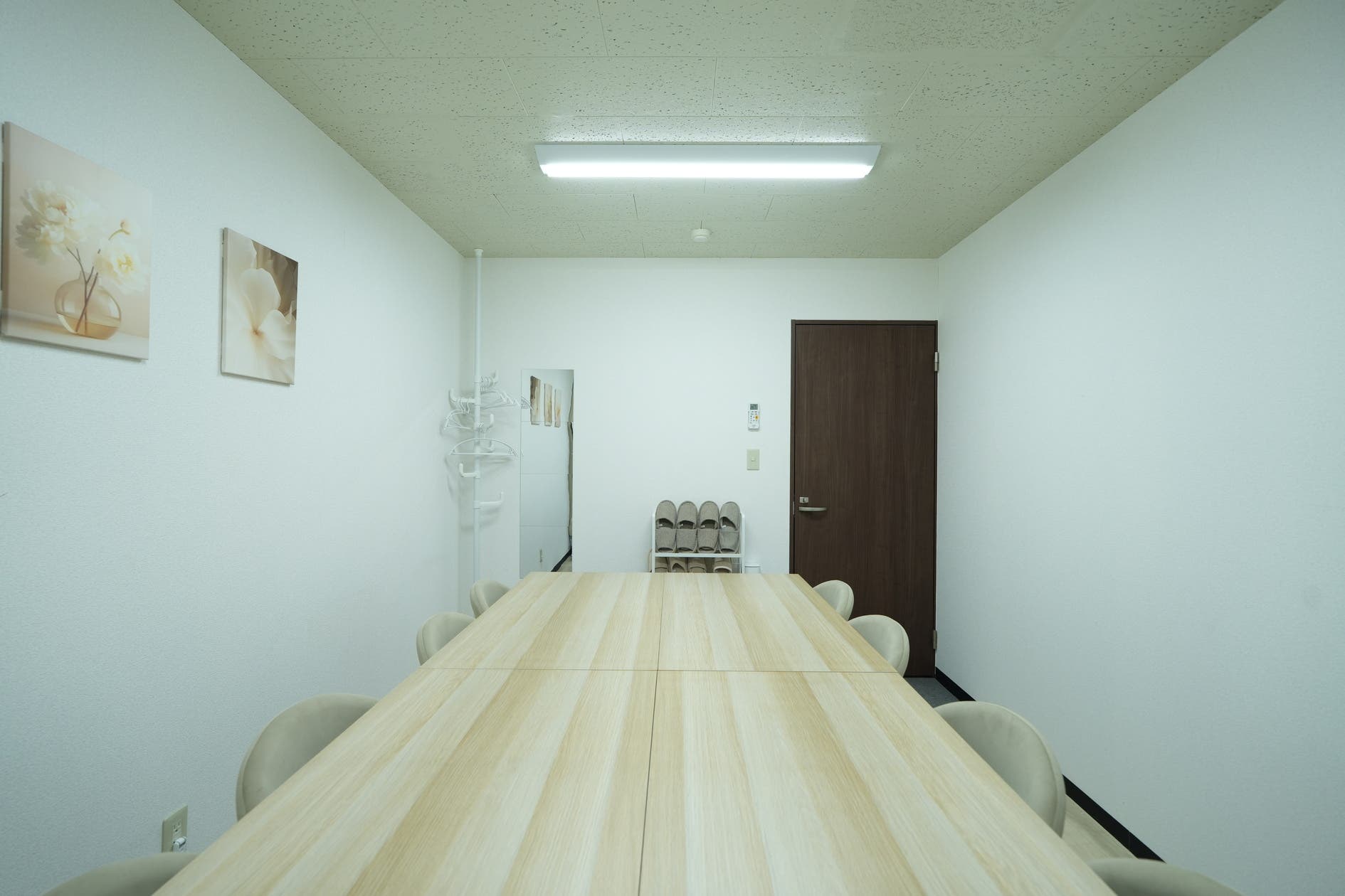 【関内駅徒歩1分】24時間利用可能！テレビ、高速WiFi、ホワイトボード完備☆会議/打合せ/オンライン/ボドゲに最適の写真7