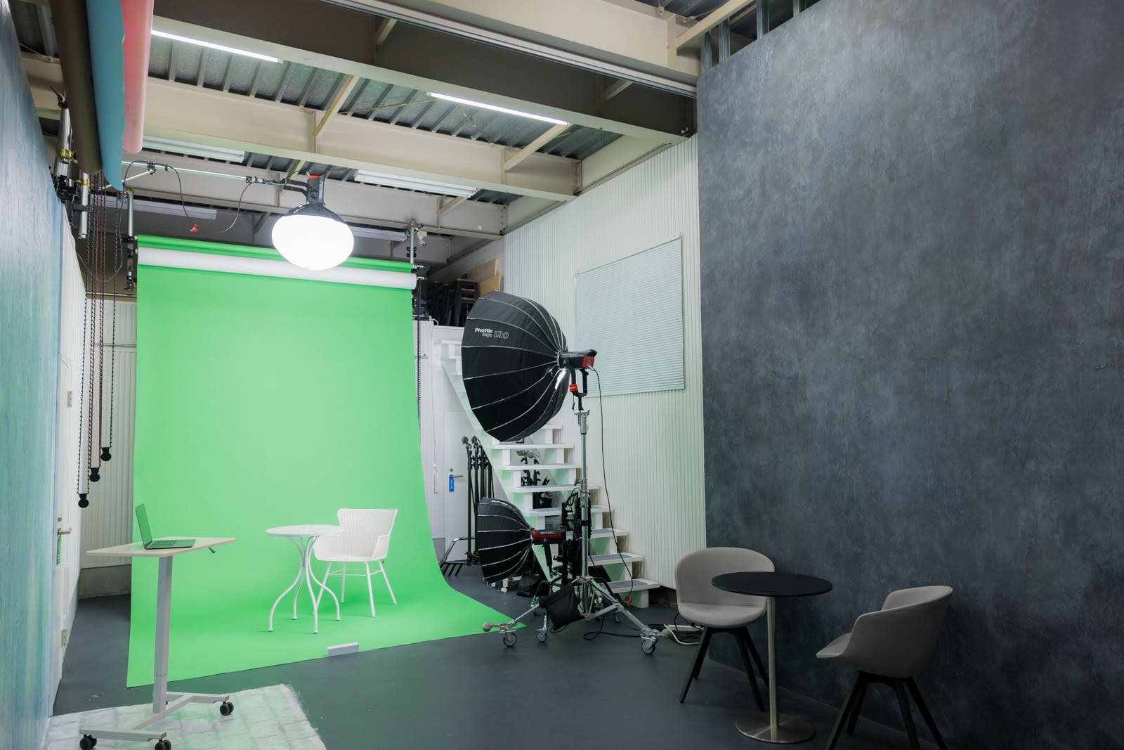 スタジオマド小岩　1棟レンタルプラン　合計床面積約160平米　自然光たっぷり2階ハウススタジオ 1階シューティングスタジオの写真3