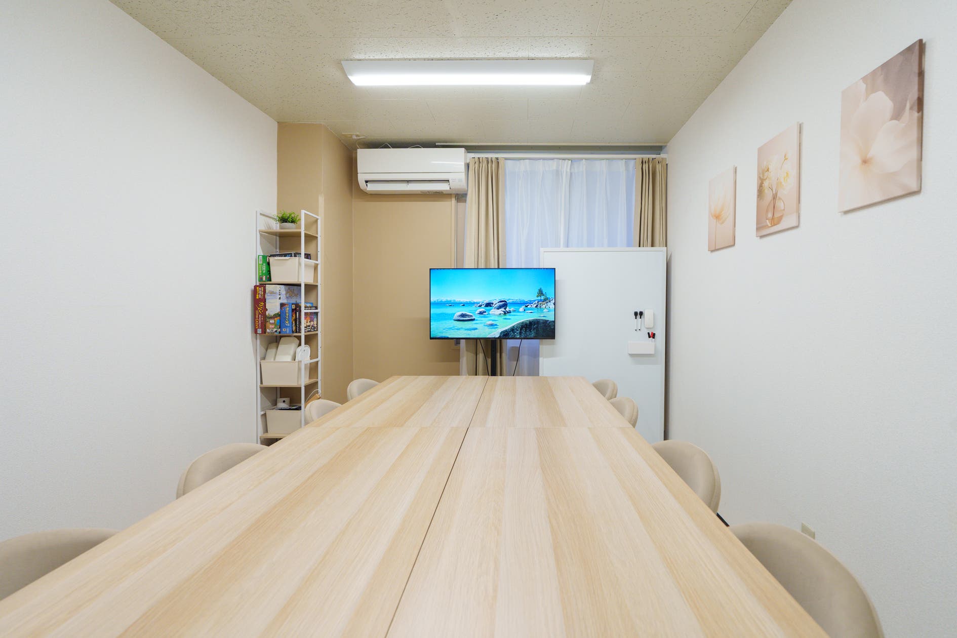 【関内駅徒歩1分】24時間利用可能！テレビ、高速WiFi、ホワイトボード完備☆会議/打合せ/オンライン/ボドゲに最適の写真2