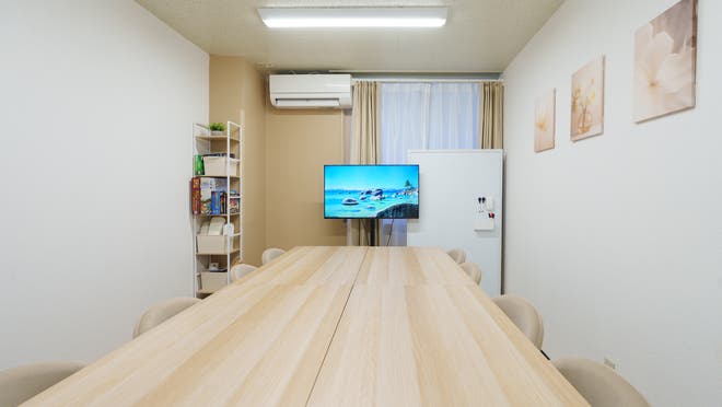 【関内駅徒歩1分】24時間利用可能!テレビ、高速WiFi、ホワイトボード完備☆会議/打合せ/オンライン/ボドゲに最適の写真2