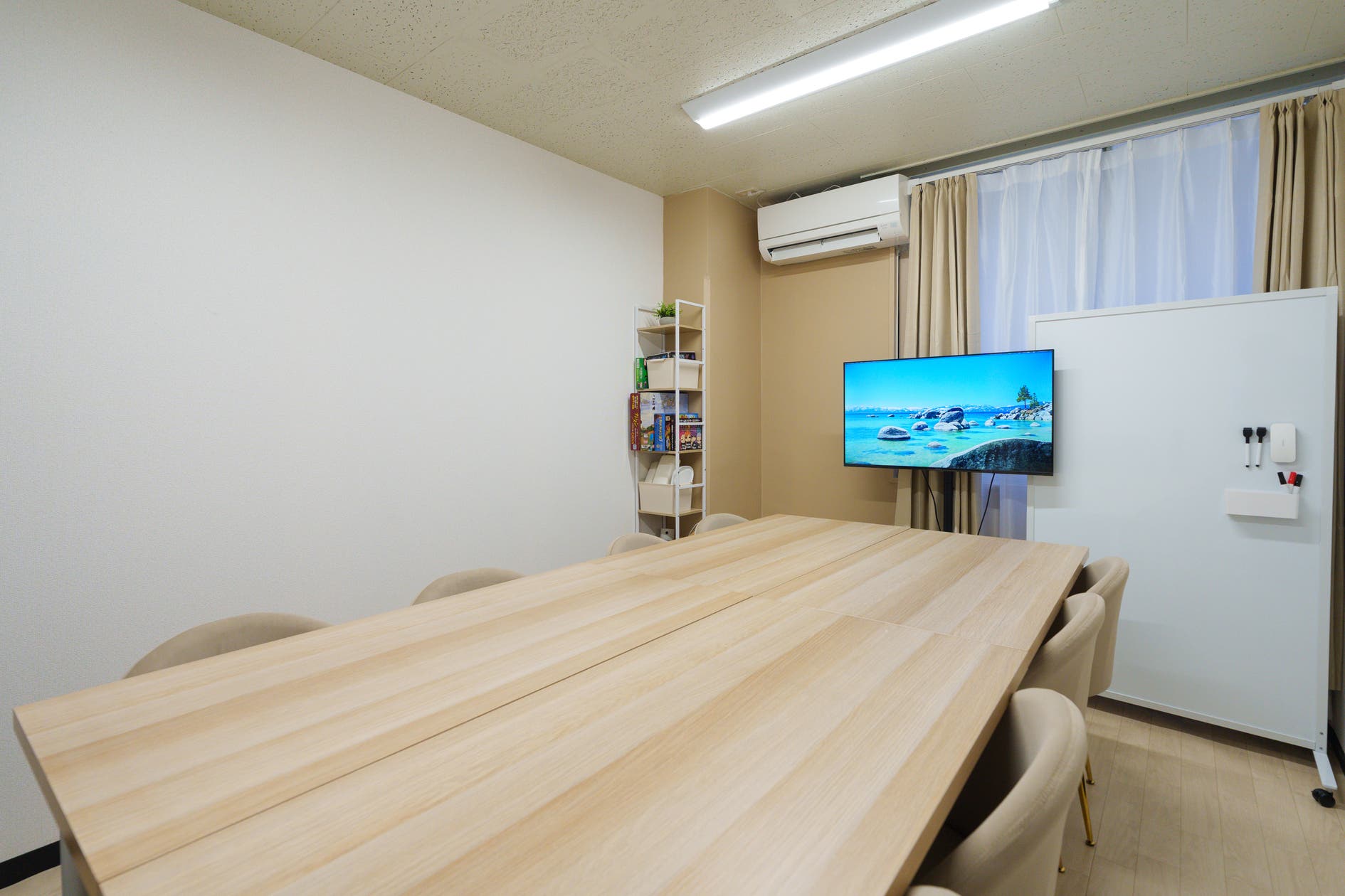 【関内駅徒歩1分】24時間利用可能！テレビ、高速WiFi、ホワイトボード完備☆会議/打合せ/オンライン/ボドゲに最適の写真4